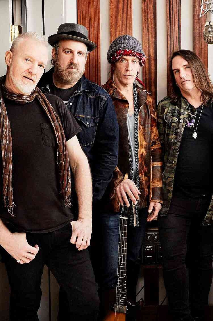 Spin Doctors rock a free show at Cherokee Casino & Hotel Roland, Okla ...