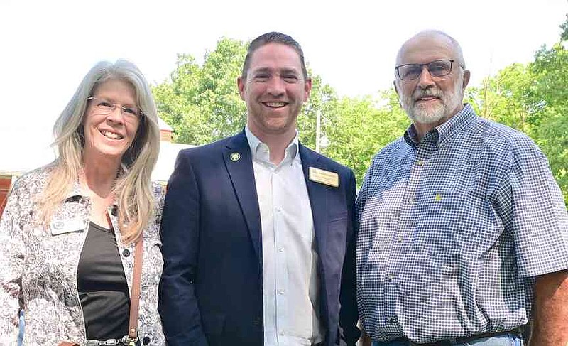 Beloved Gravette vet receives Benton County Farm Family of the Year ...