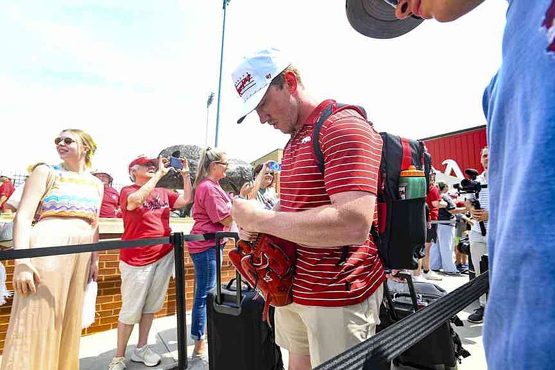 PHOTOS: Fans send Omahogs off in style from Fayetteville | Northwest ...