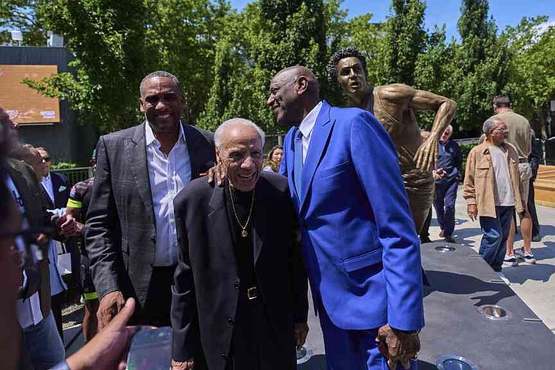 Wilkens all smiles as Seattle statue unveiled | Northwest Arkansas ...