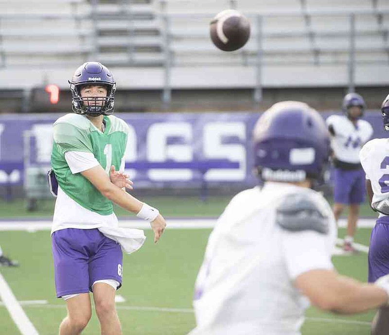 Hendrix steps in as quarterback for Fayetteville | The Arkansas ...