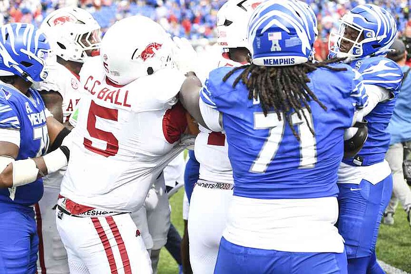 Smith’s long run, late fumble recovery leads Memphis to 32-31 win over ...