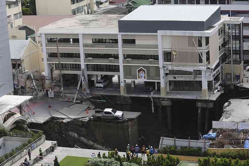 A Bangkok road collapse into sinkhole, disrupting traffic and prompting evacuations | Hot ...