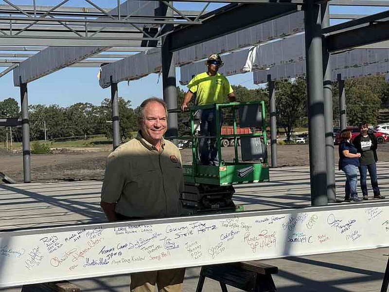 Final beam of new Scott-Sebastian County Library lifted into place ...