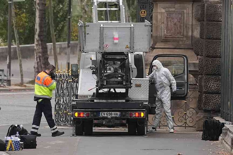 Jewel thieves pull off heist at Paris’ Louvre | Northwest Arkansas ...
