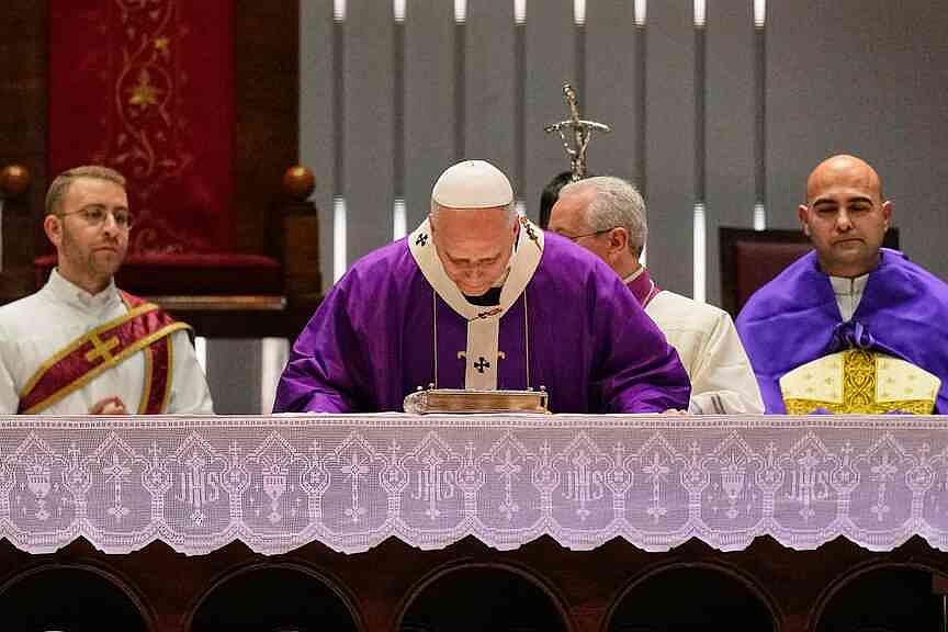 Pope visits Istanbul’s Blue Mosque without praying as he focuses on ...