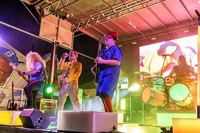 Molly Ringwalds return for First Ever 23rd Annual Shortest St. Patrick ...