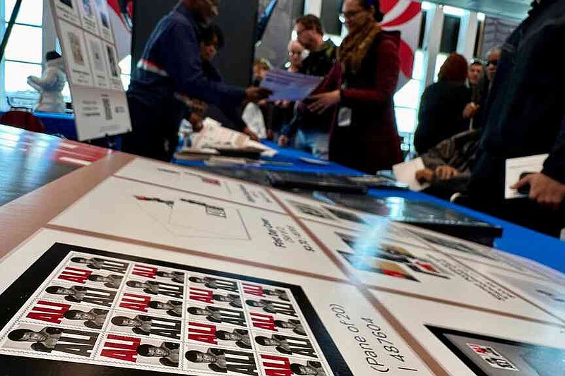 Postal Service unveils new Muhammad Ali stamp in champ’s hometown | Hot ...