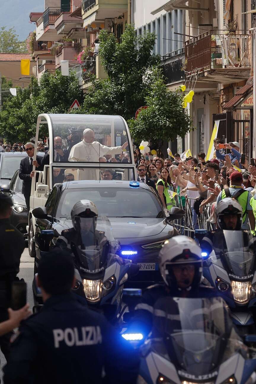 Pope meets with pollution victims’ families | The Arkansas Democrat ...