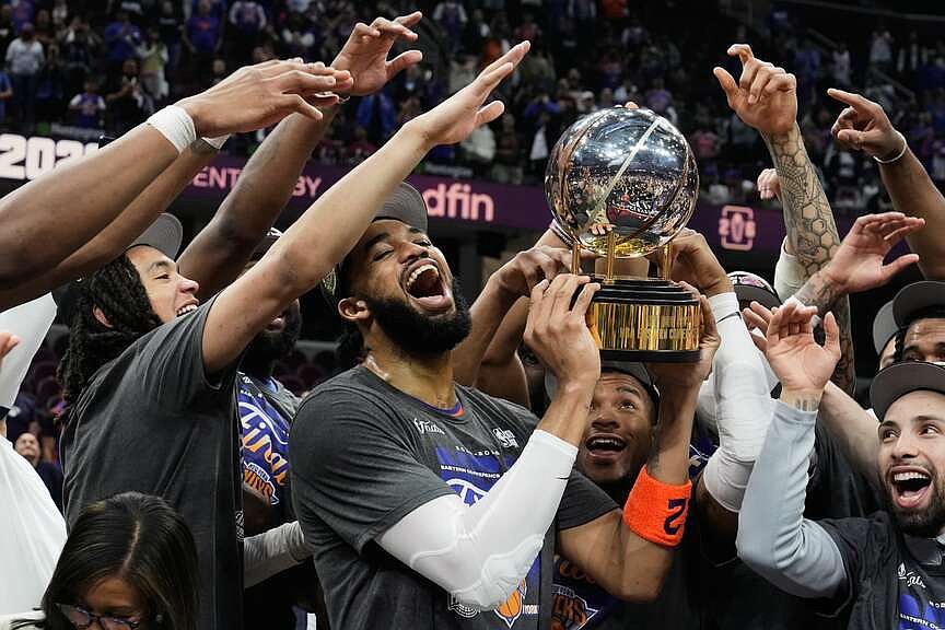 New York Knicks center Karl-Anthony Towns, center, and teammates ...