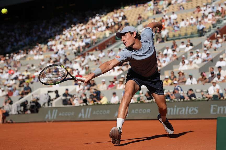 Djokovic pushed in four-set win amid heat wave at French Open ...