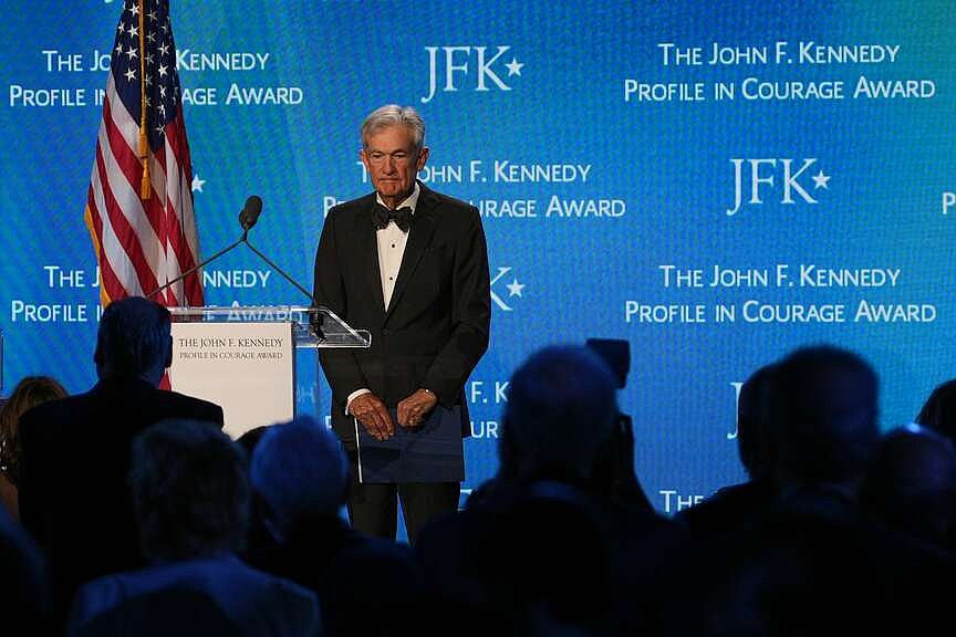 Powell accepts courage award | Northwest Arkansas Democrat-Gazette