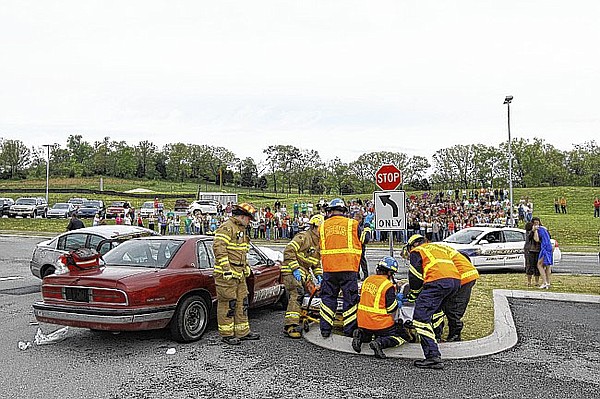 Mock car crash teaches teens drinking dangers | Chattanooga Times Free ...