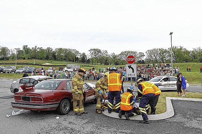 Mock car crash teaches teens drinking dangers | Chattanooga Times Free ...