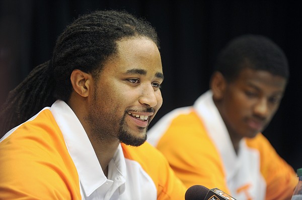 Senior UT tackle Dallas Thomas works at guard | Chattanooga Times Free ...