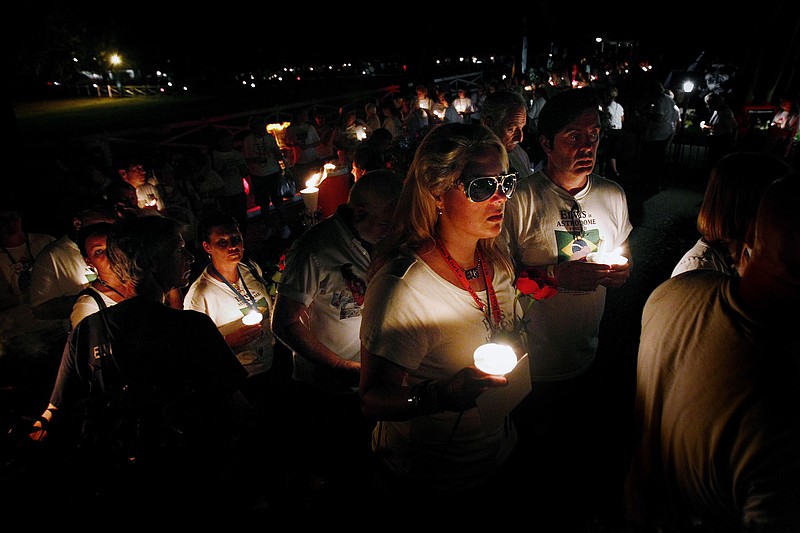 Thousands mark Elvis's death, get surprise visit | Chattanooga Times ...