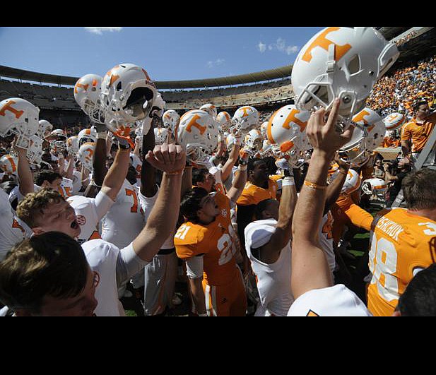 Building optimism: Vols fans pack Neyland for spring game (with video ...