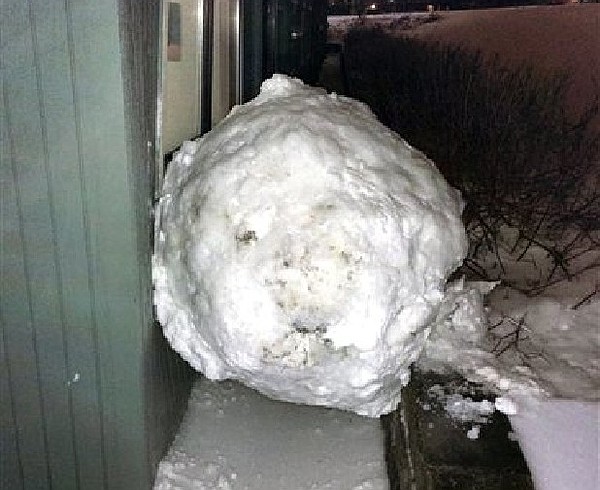 Huge runaway snowball slams into Oregon college dorm | Chattanooga ...