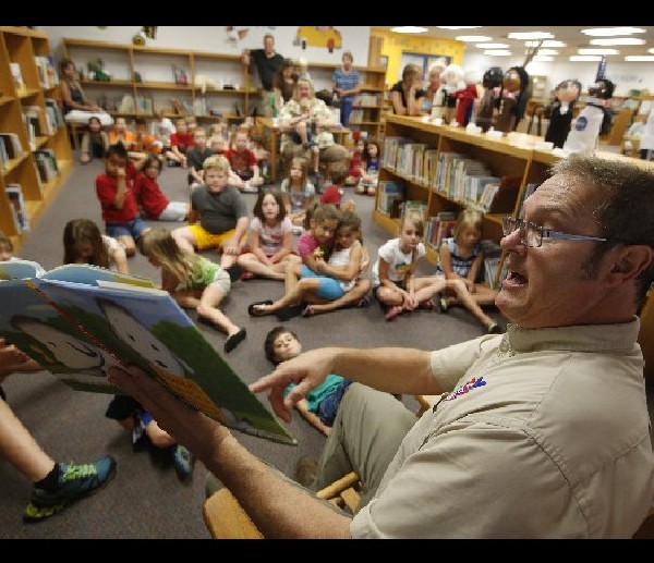 'Readmobile Guy' reads aloud to every child in Hamilton County (with ...