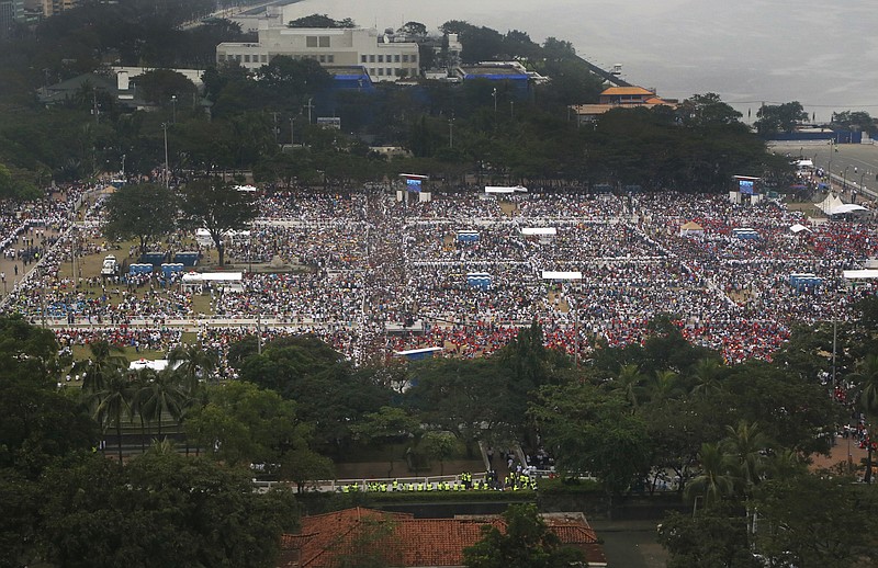 Philippine crowd building for papal Mass | Chattanooga Times Free Press