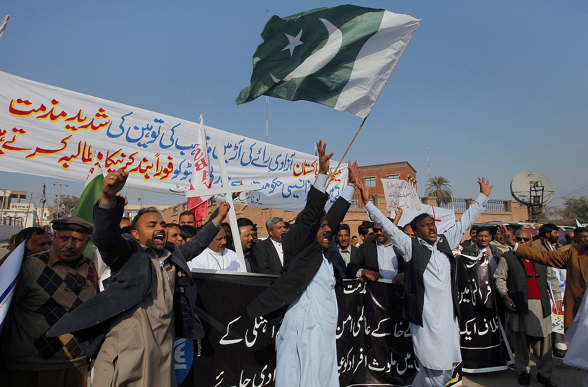 Pakistani Muslims and Christians protest Charlie Hebdo | Chattanooga ...