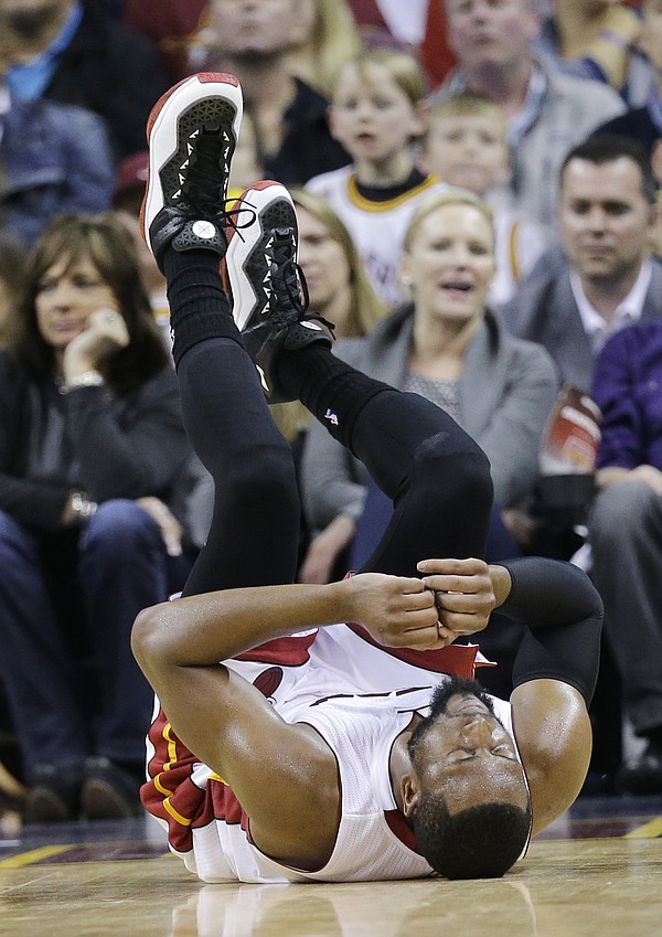 Heat's Dwayne Wade limps off court with apparent knee injury ...
