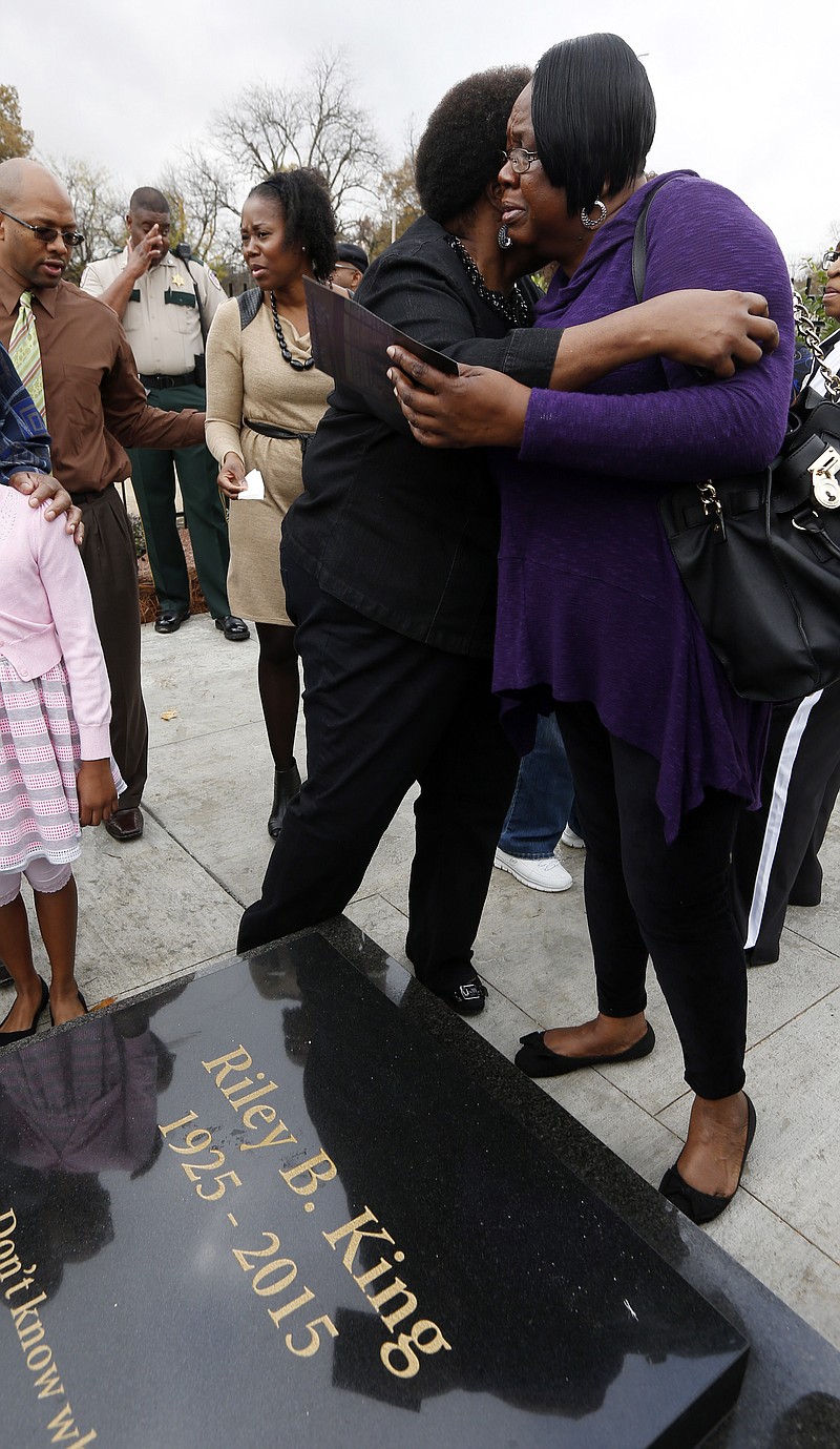 B.B. King gravesite marker dedicated in Mississippi | Chattanooga Times ...