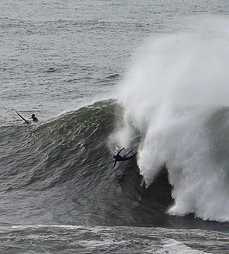 Monster 60-foot waves pound Northern California surf spot | Chattanooga ...