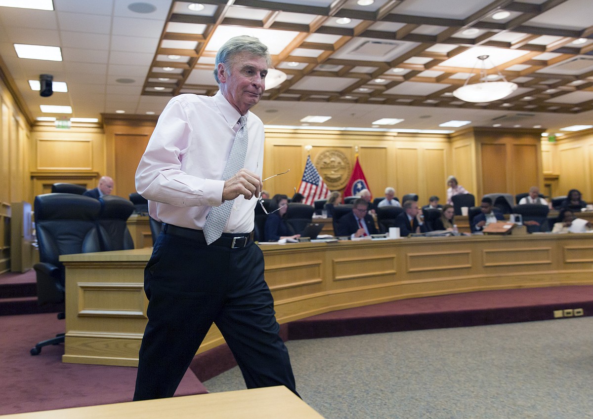 House panel reverses course on Tennessee liquor store cap | Chattanooga ...