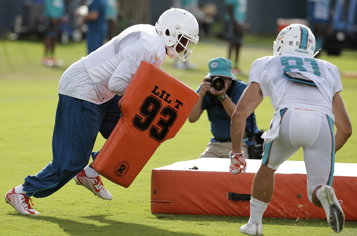 47-year-old Dolphins assistant coach dons pads for drill | Chattanooga ...