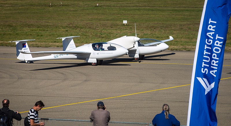 World's first 4-seater fuel-cell plane takes off in Germany ...
