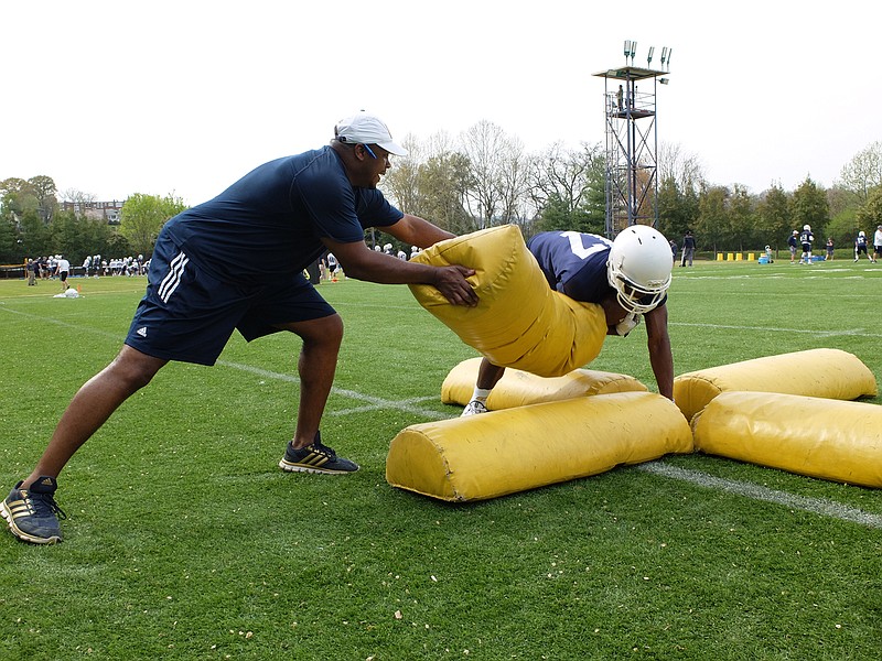 Mocs running backs coach Shawn Bryson will stay | Chattanooga Times ...