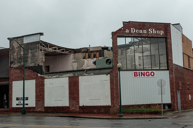 Disintegrating building in middle of Rossville to be torn down ...