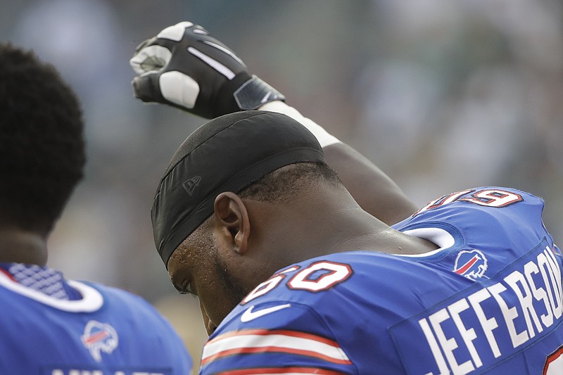 Sight of Eagles hugging inspires Bills lineman to raise fist ...