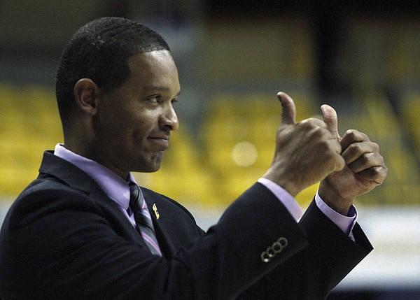 Makale Foreman leads UTC men over Skyhawks, 66-63 [photos ...