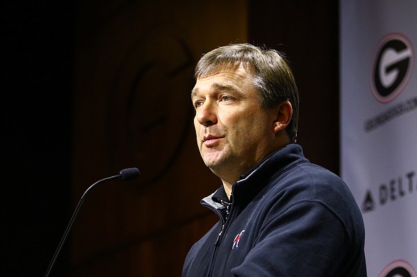 Dwan Mathis, Stetson Bennett aid Georgia's quarterbacks shortage ...