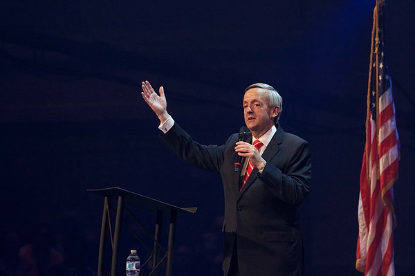 Dallas megachurch pastor preaches on how Christians should respond to ...