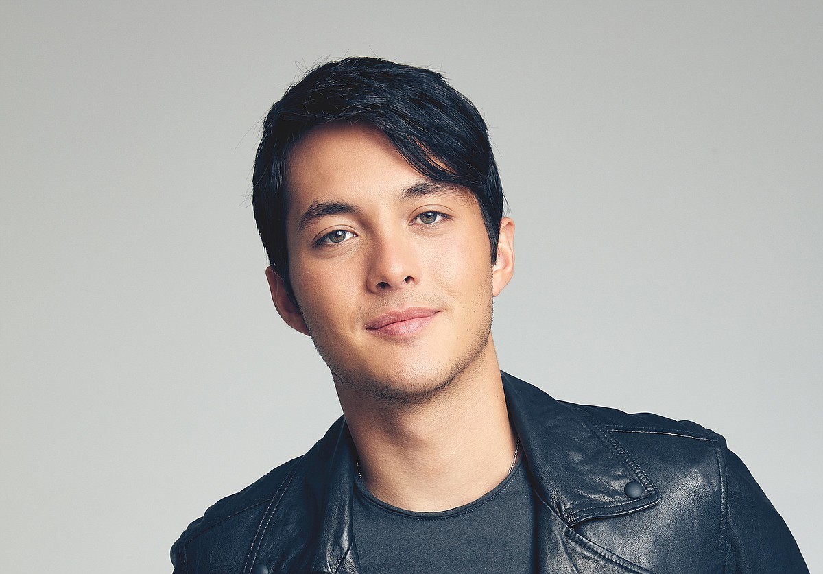 'American Idol' winner Laine Hardy performing at The Signal ...