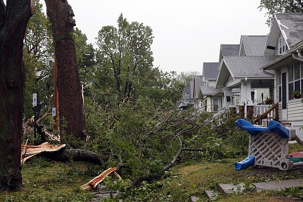 Powerful storm leaves 1 dead, heavy crop damage in Midwest ...