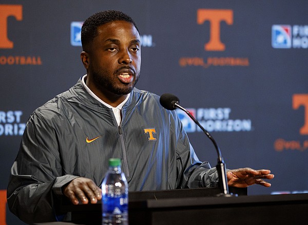 Tennessee's Tim Banks choosing to wait before providing defensive ...