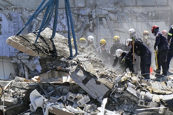 Rescue crews spend 5th day atop shaky pile of collapsed concrete ...