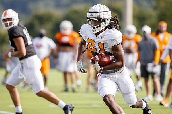 Heupel sees Vols running back Dee Beckwith using big body as 'true ...